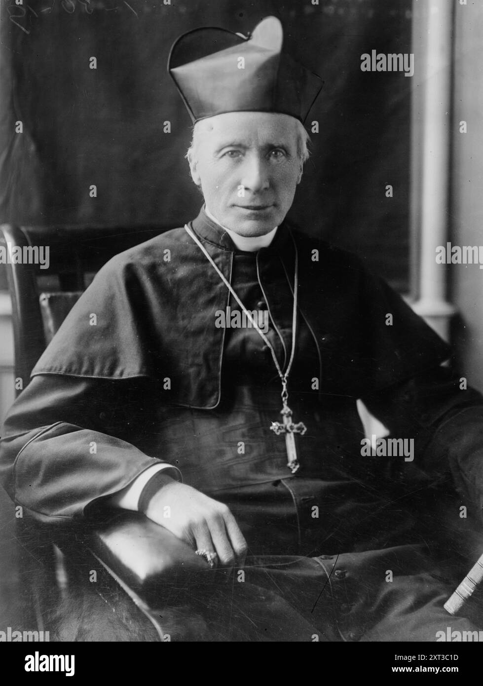 Half length cardinal hi-res stock photography and images - Alamy