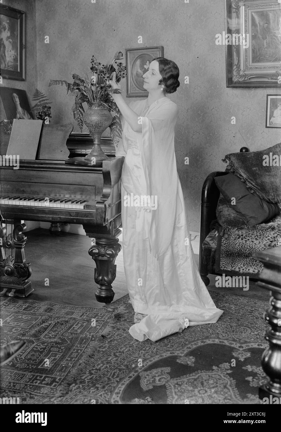 Galli-Curci, 1917. Shows Italian coloratura soprano opera singer ...