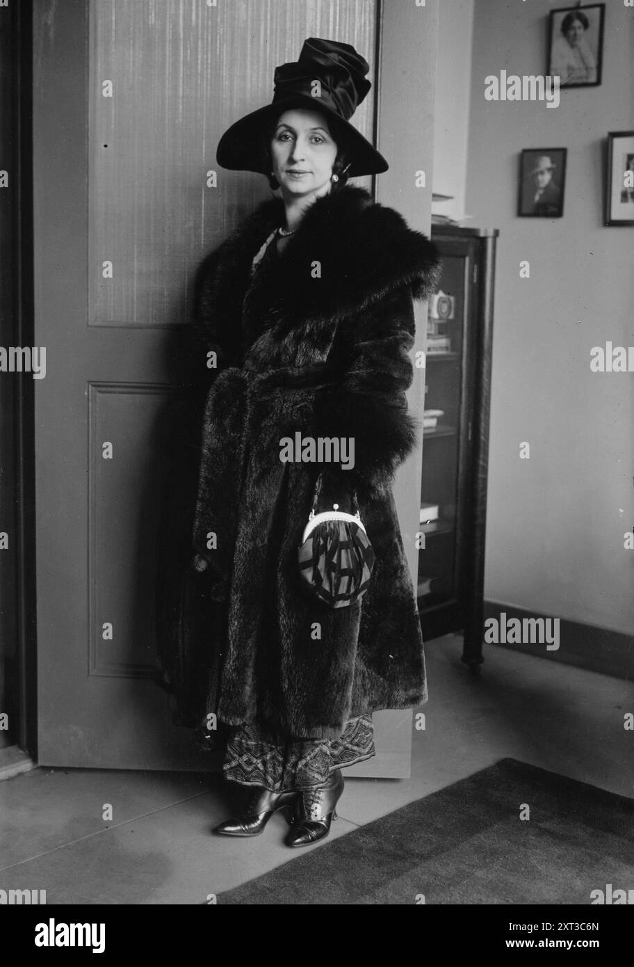 Black fur coat handbag hi-res stock photography and images - Alamy