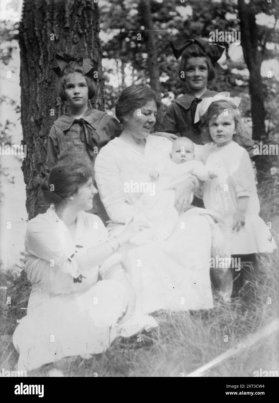 Mme. Louise Homer and children, 1915. Shows opera singer Louise Beatty ...