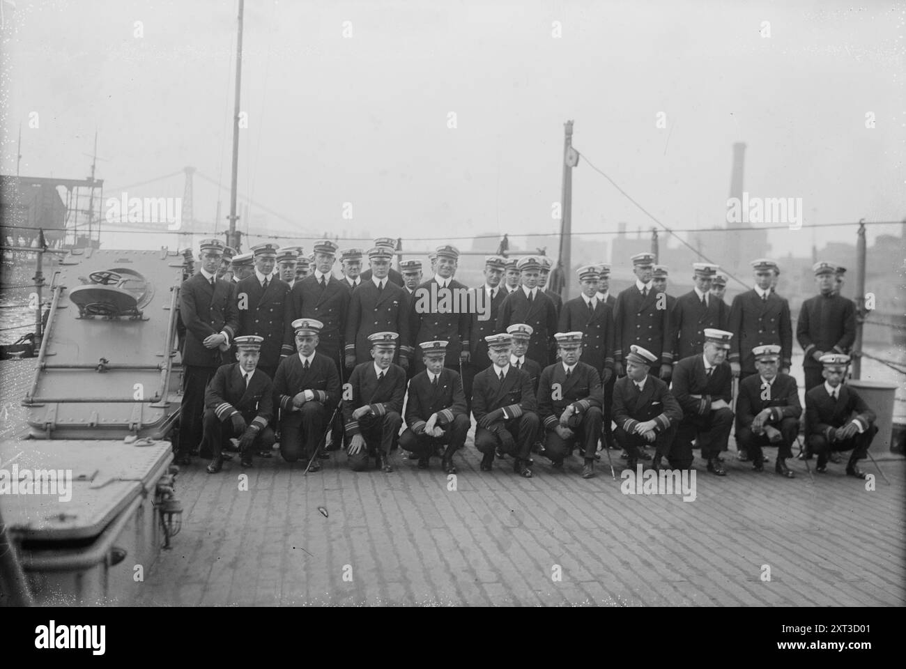 Us navy officers crew hi-res stock photography and images - Alamy