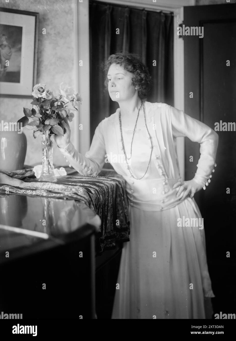 Harvard, between c1915 and c1920. Shows soprano singer Sue Harvard ...