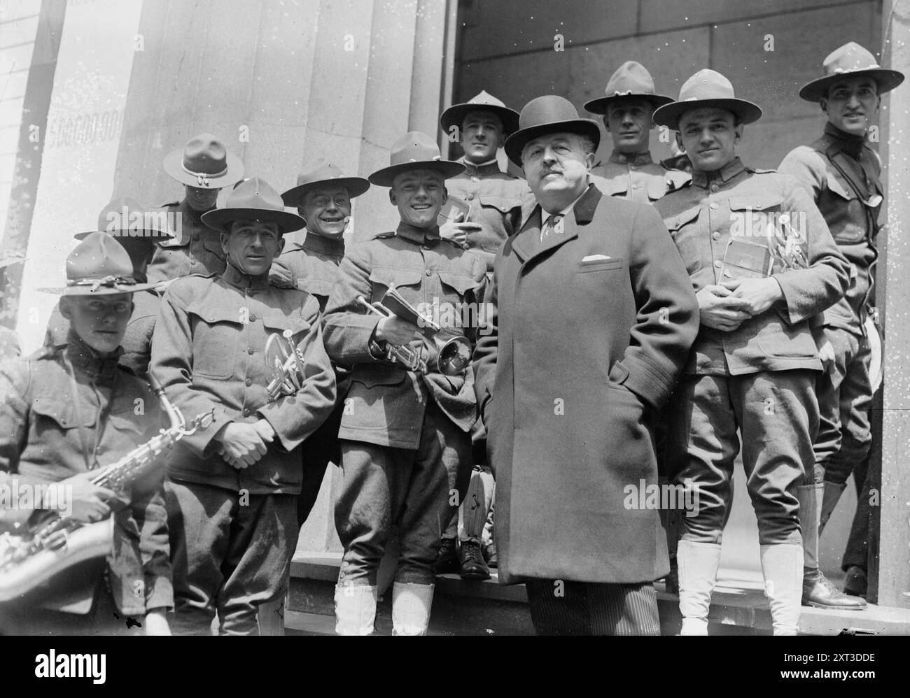 Celebrities standing looking smiling hi-res stock photography and ...