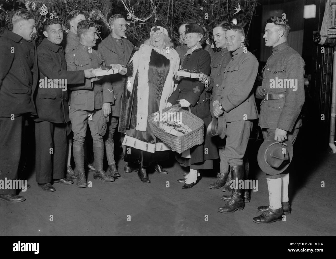 Marie Dressler as S. [Santa] Claus, between c1915 and c1920. Shows ...