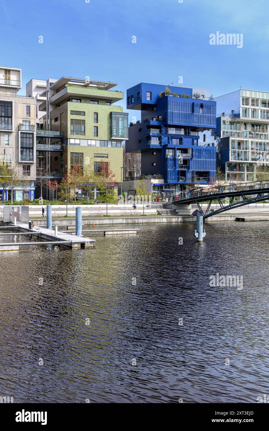 Halte Fluviale Lyon Confluence is the new trendy Confluence Marina in ...