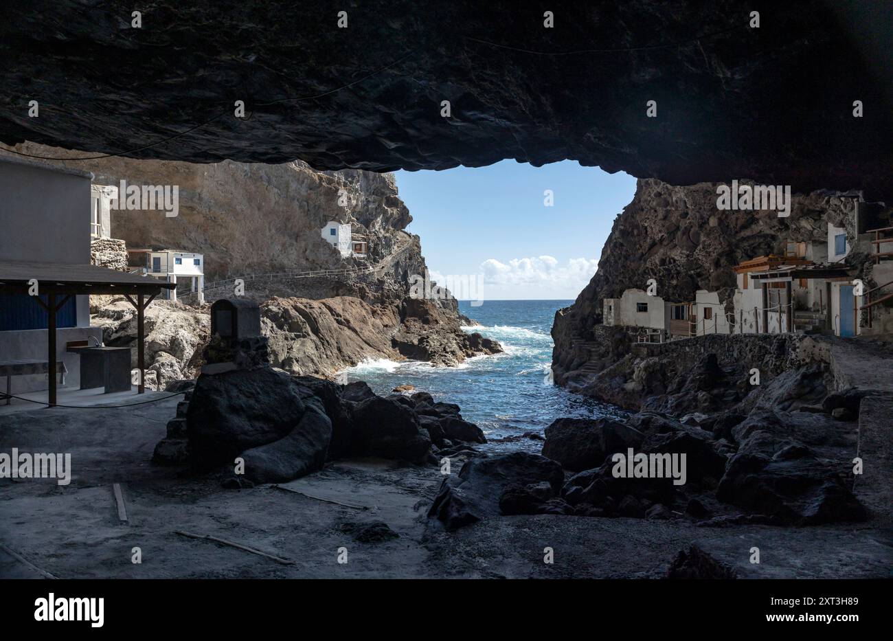 Oceanfront cave hi-res stock photography and images - Alamy