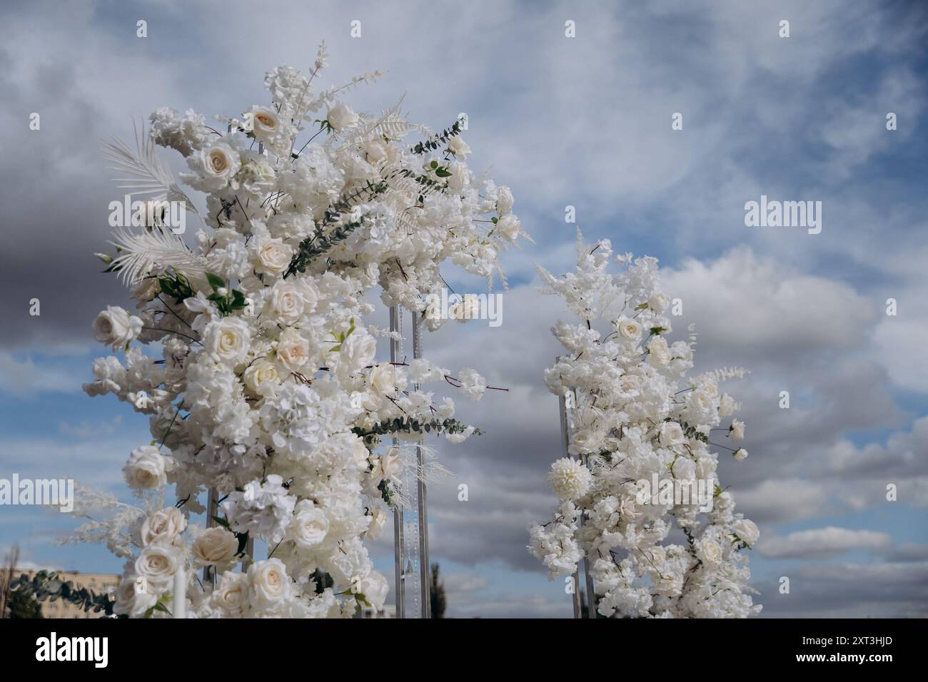 Wedding arch white flowers hi-res stock photography and images - Alamy
