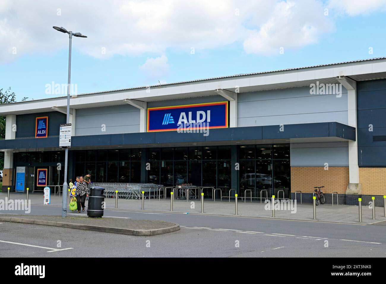 Aldi supermarket store sign hi-res stock photography and images - Alamy