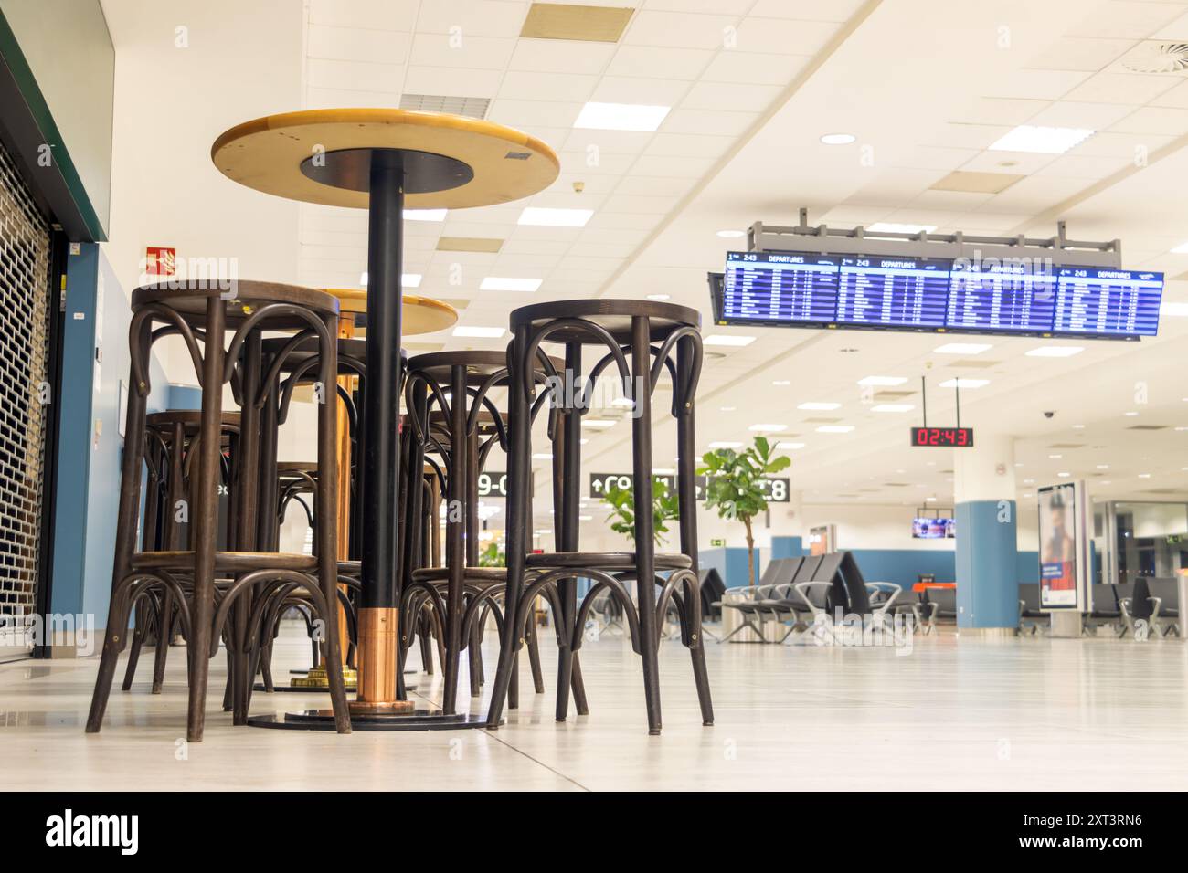 Empty table with chairs restaurant in airport terminal Stock Photo - Alamy