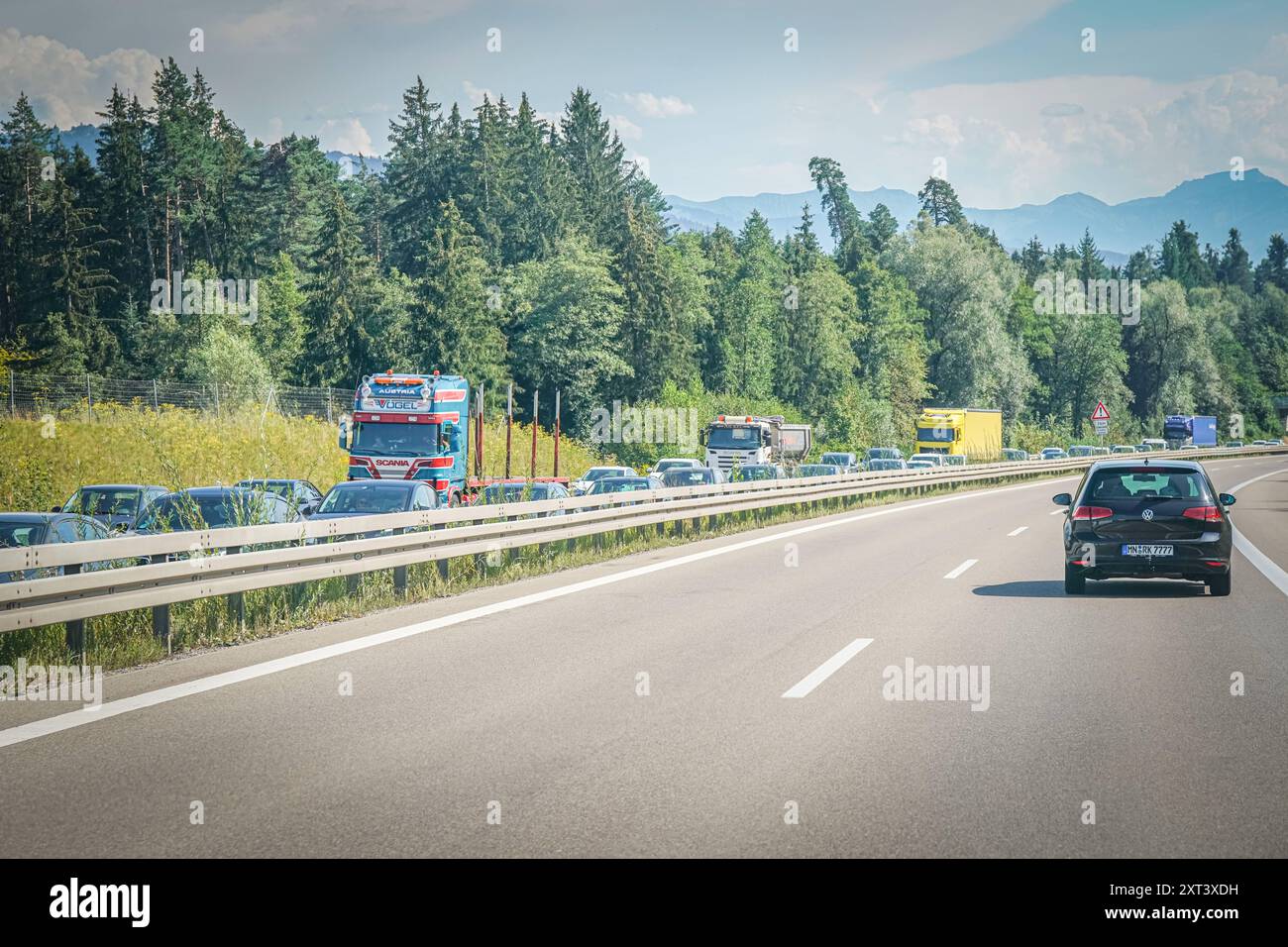 Autobahn, Stau, LKW, PKW, stockender Verkehr, Wald, Berge, Deutschland ...