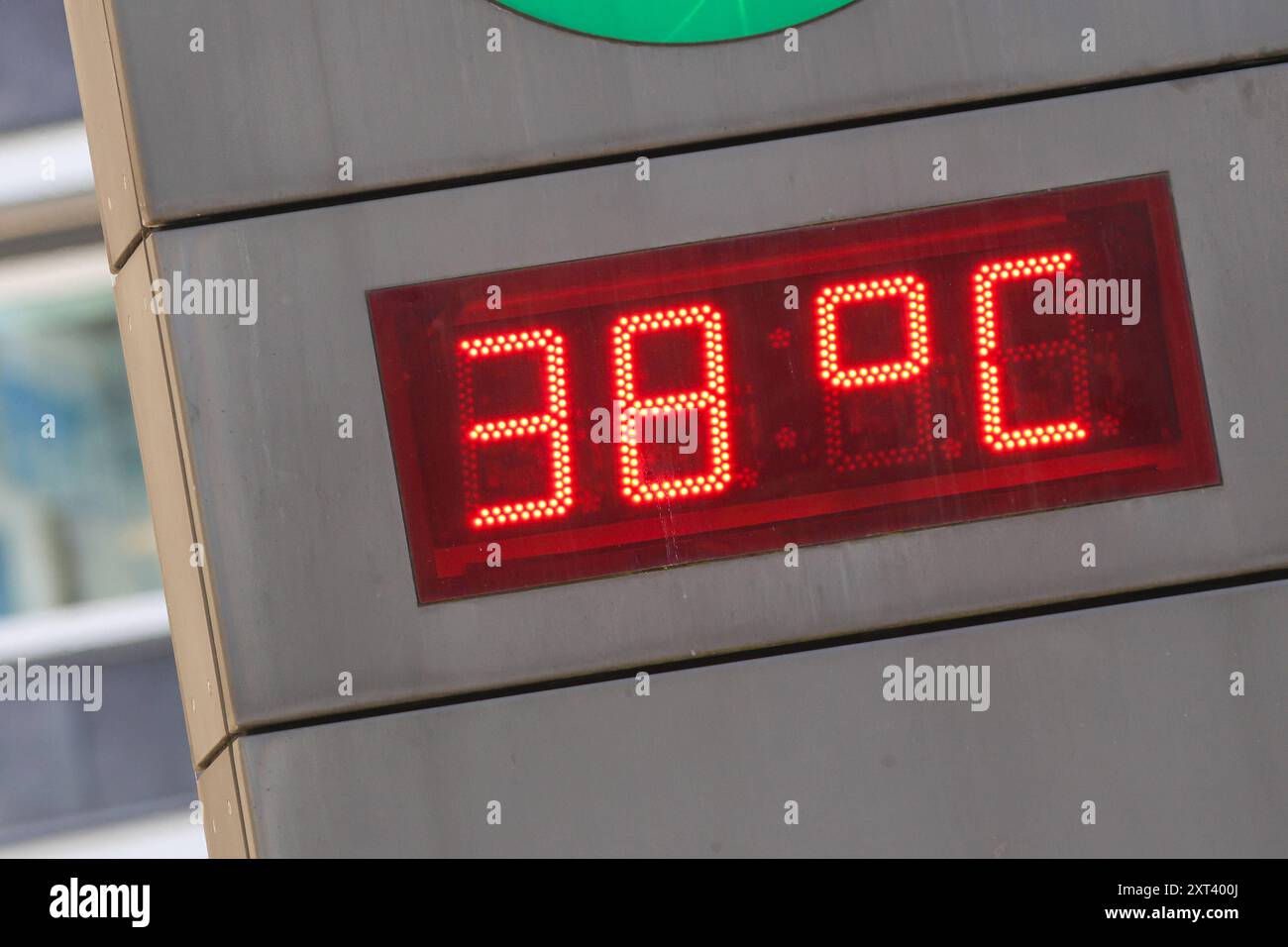 38C auf Temperaturanzeige in Hamburg Das Bild zeigt eine digitale ...
