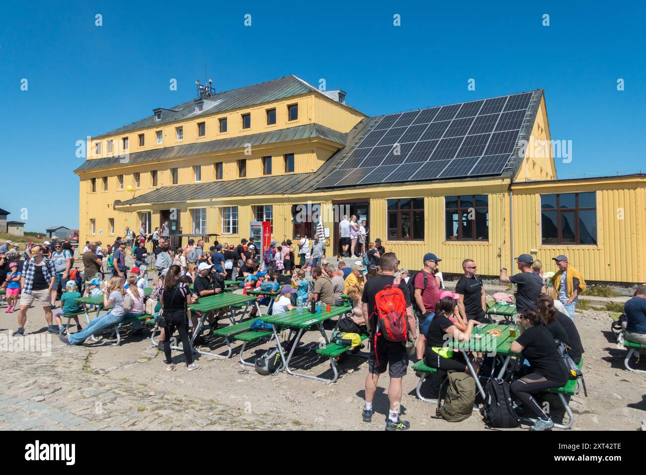 People outside a building hi-res stock photography and images - Alamy
