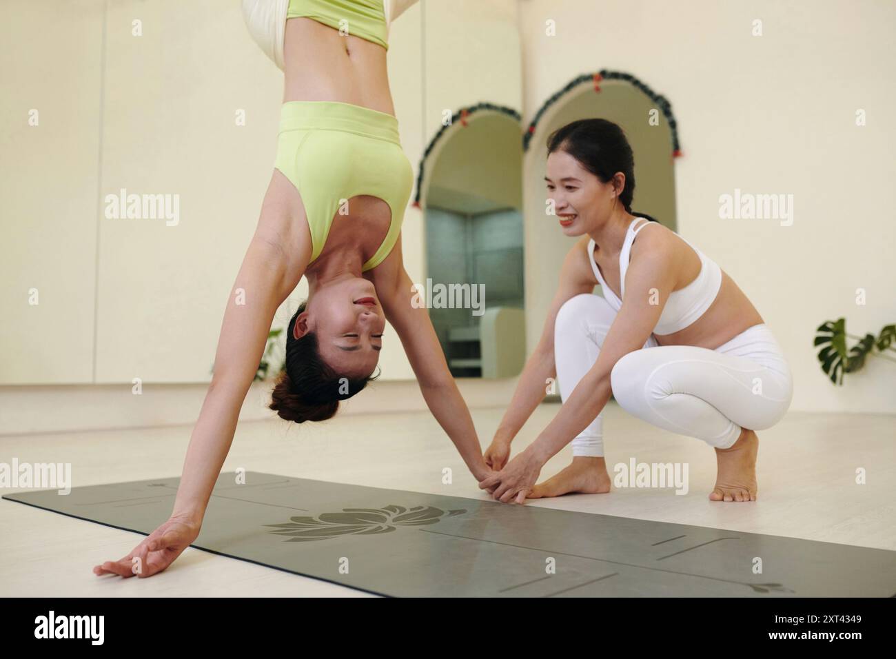 Coaching assist hi-res stock photography and images - Alamy