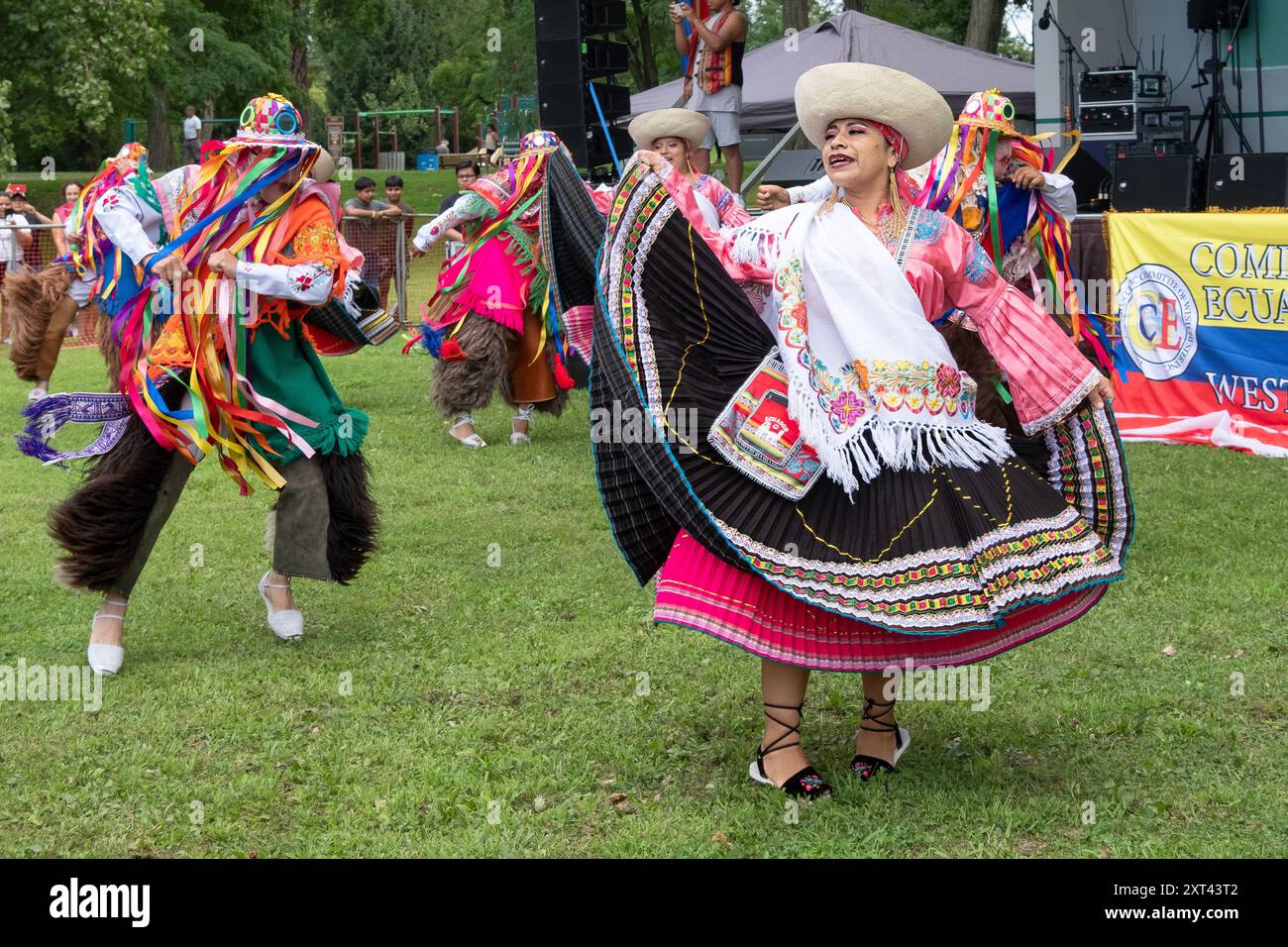 Men & women dancers from the Ecuadorian group Sentimiento Andina NY ...
