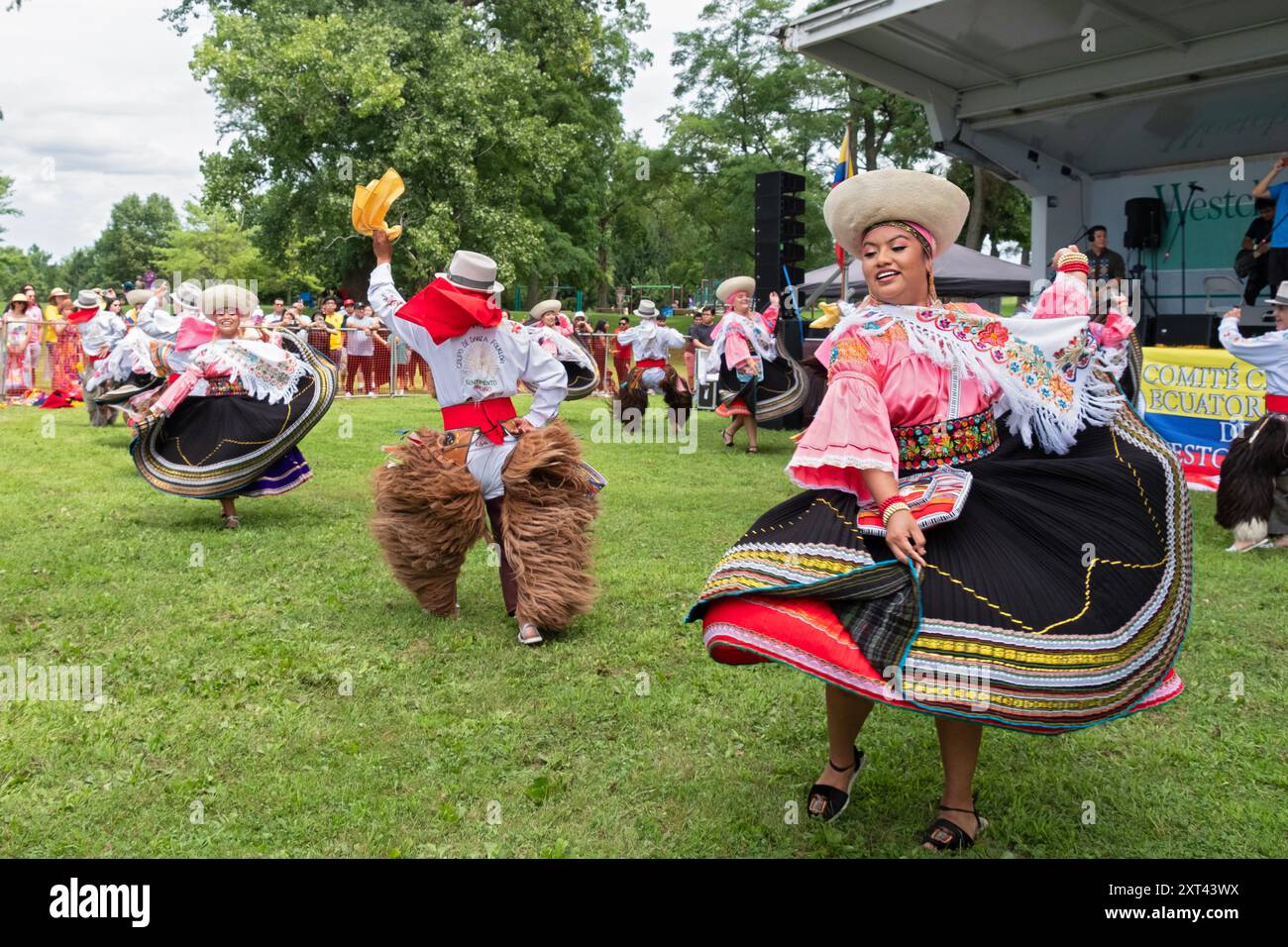 Men & women dancers from the Ecuadorian group Sentimiento Andina NY ...
