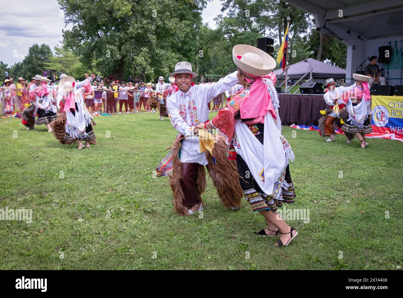 Men & women dancers from the Ecuadorian group Sentimiento Andina NY ...