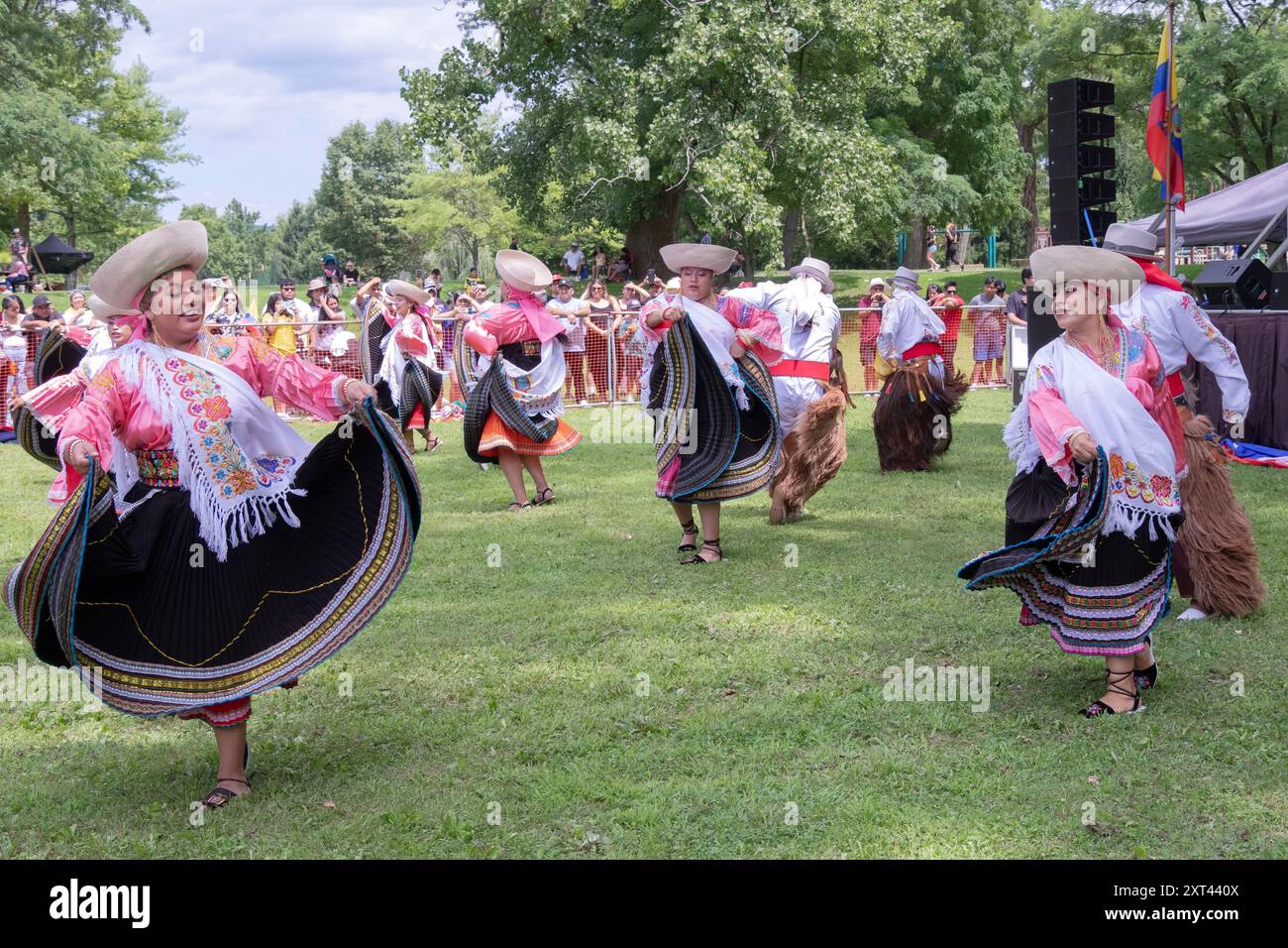 Men & women dancers from the Ecuadorian group Sentimiento Andina NY ...