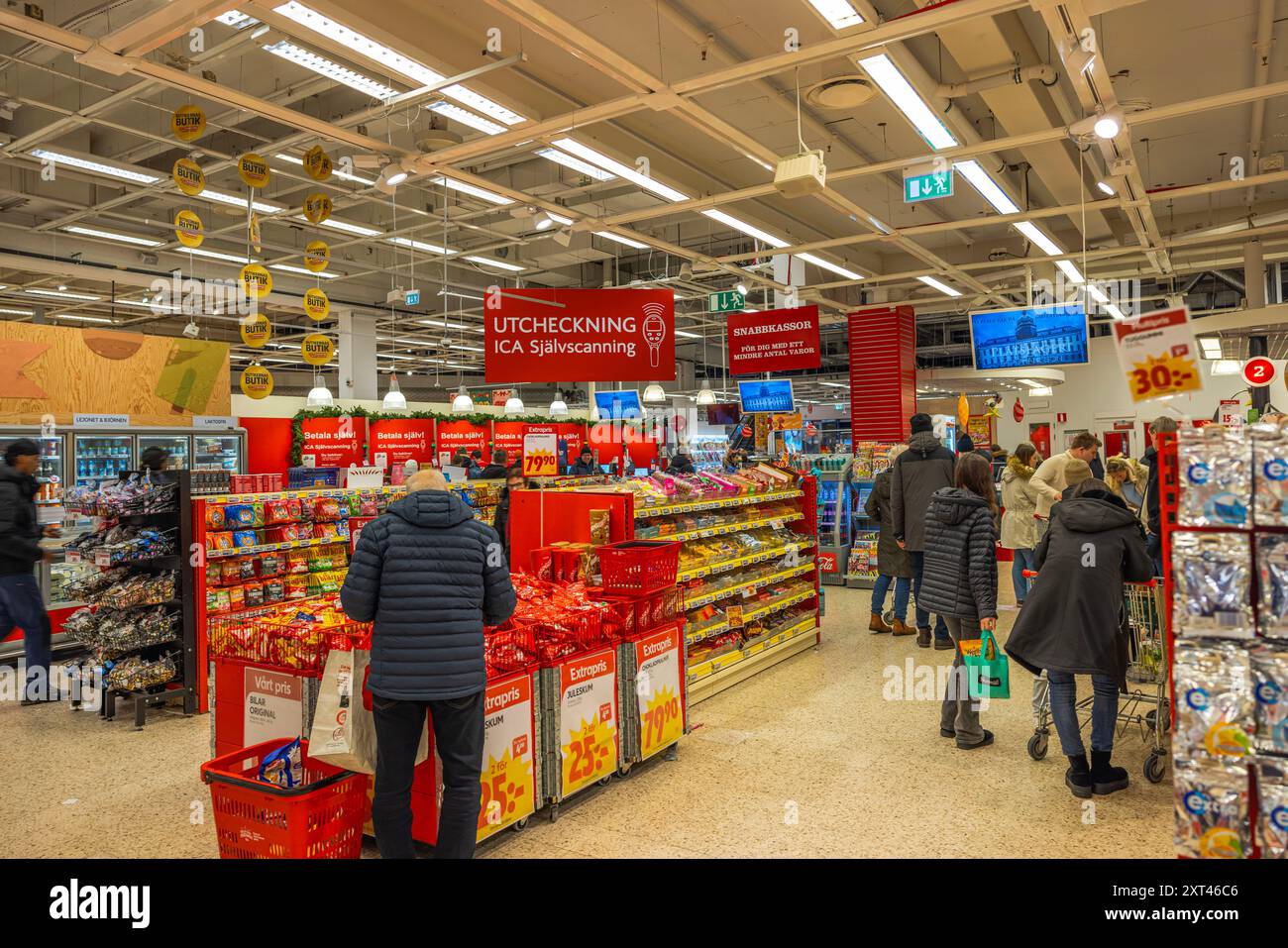 Self service checkouts queue hi-res stock photography and images - Alamy
