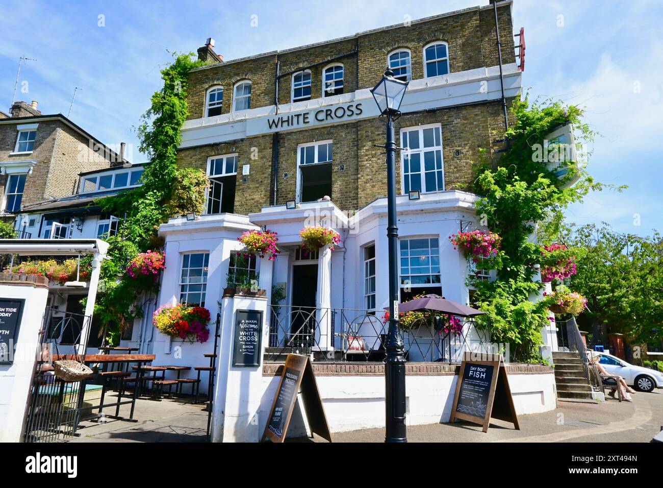 Richmond pub river white cross hi-res stock photography and images - Alamy