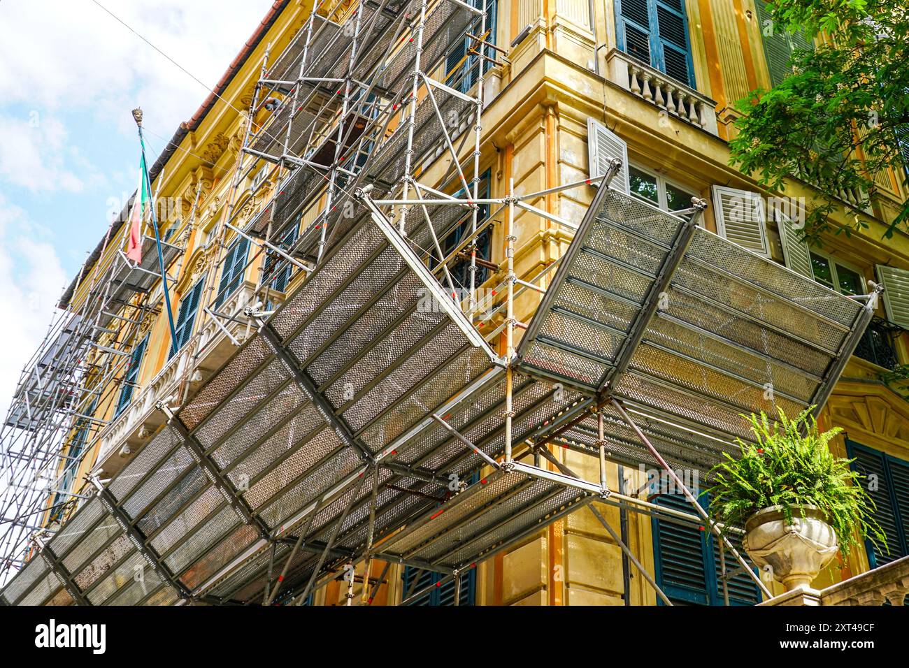 Modern metal pipe prefabricated scaffolding with metal grate protective ...