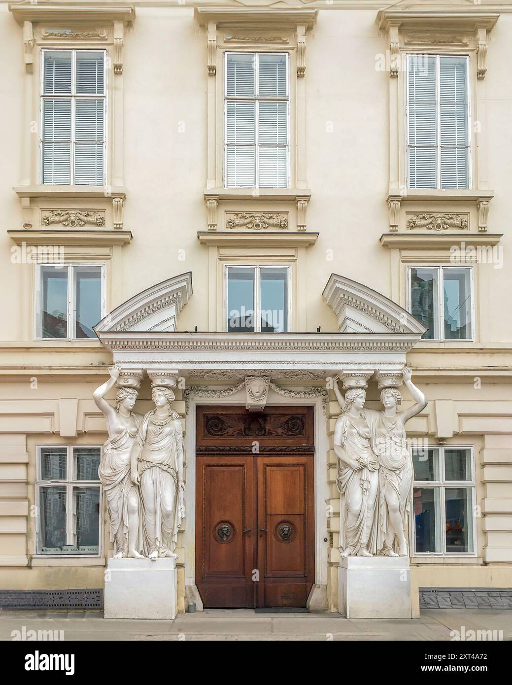 Statues carved on wall hi-res stock photography and images - Alamy