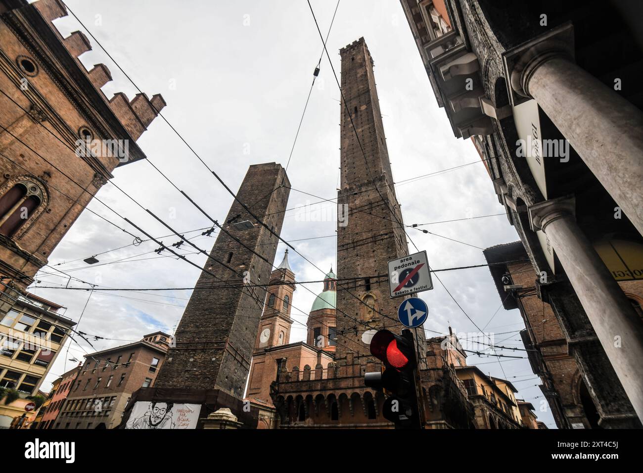 Bologna: the Two Towers (Due Torri). Italy Stock Photo - Alamy