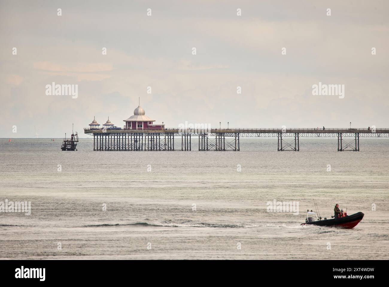 Menai strait boats hi-res stock photography and images - Alamy