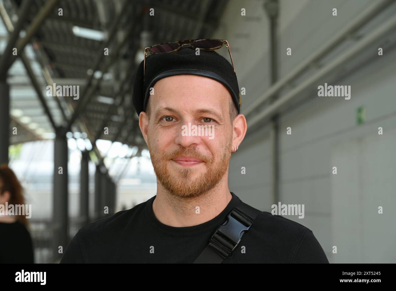 Schauspieler Patrick Müller posiert beim Fantreffen und Starwahl der ...