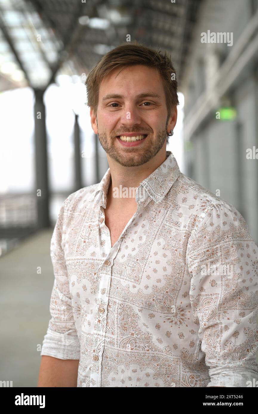 Schauspieler Fabian Kronbach posiert beim Fantreffen und Starwahl der ...