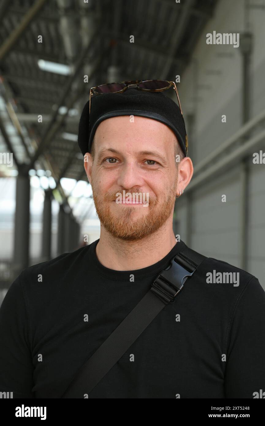 Schauspieler Patrick Müller posiert beim Fantreffen und Starwahl der ...