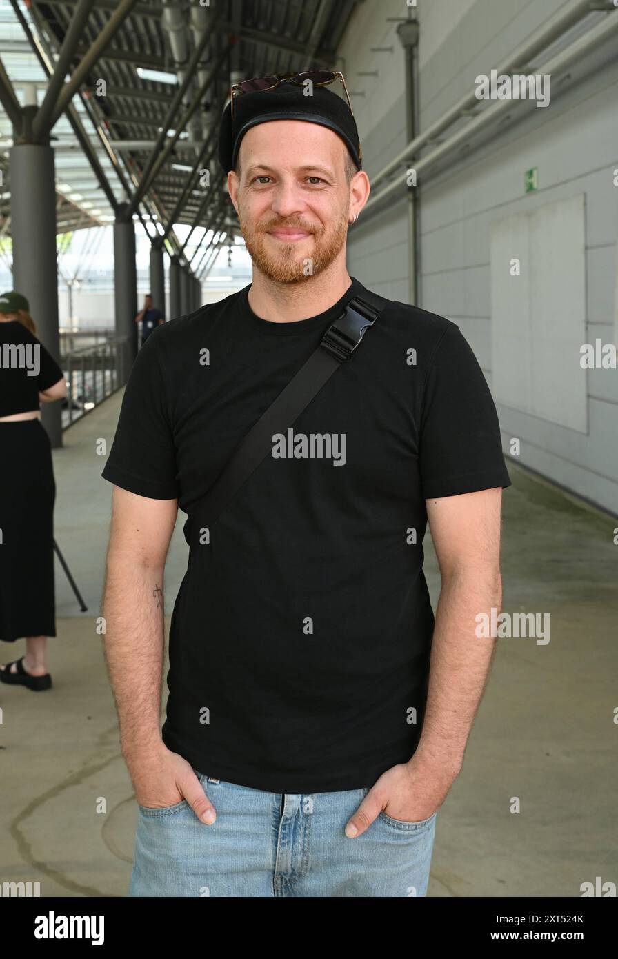 Schauspieler Patrick Müller posiert beim Fantreffen und Starwahl der ...