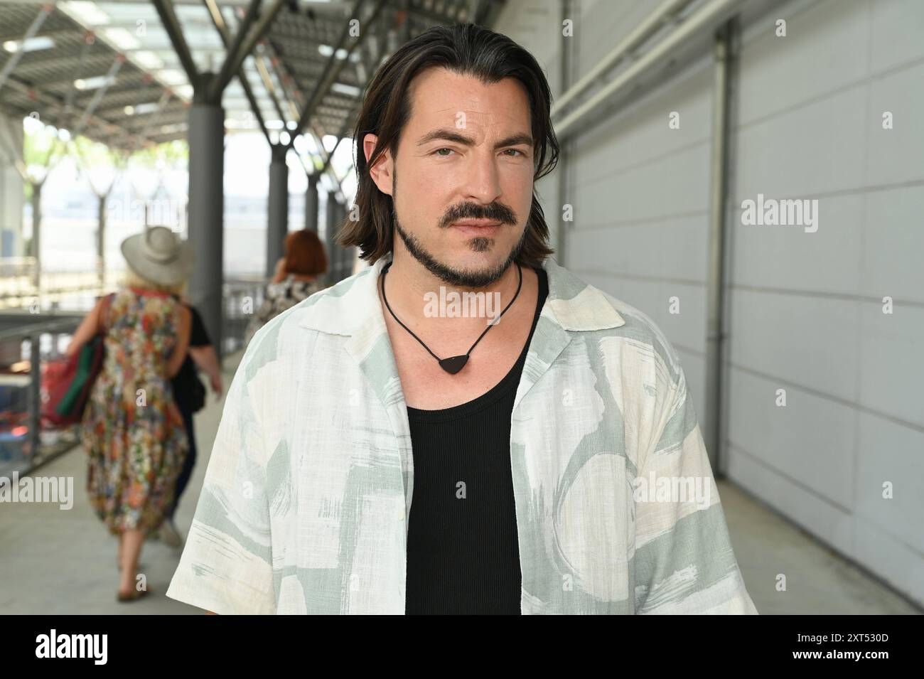 Schauspieler Marcel Mars Saibert posiert beim Fantreffen und Starwahl ...