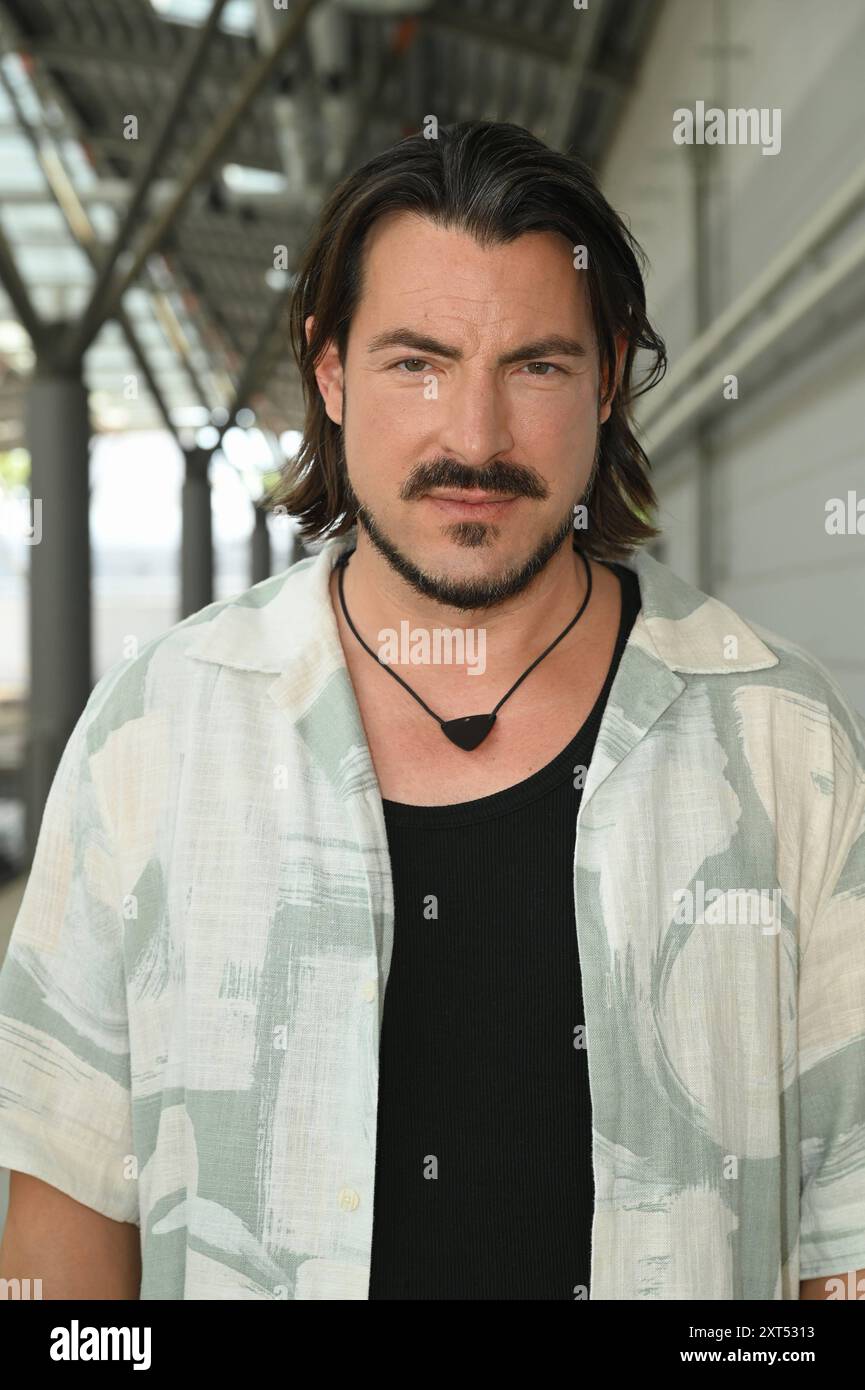 Schauspieler Marcel Mars Saibert posiert beim Fantreffen und Starwahl ...