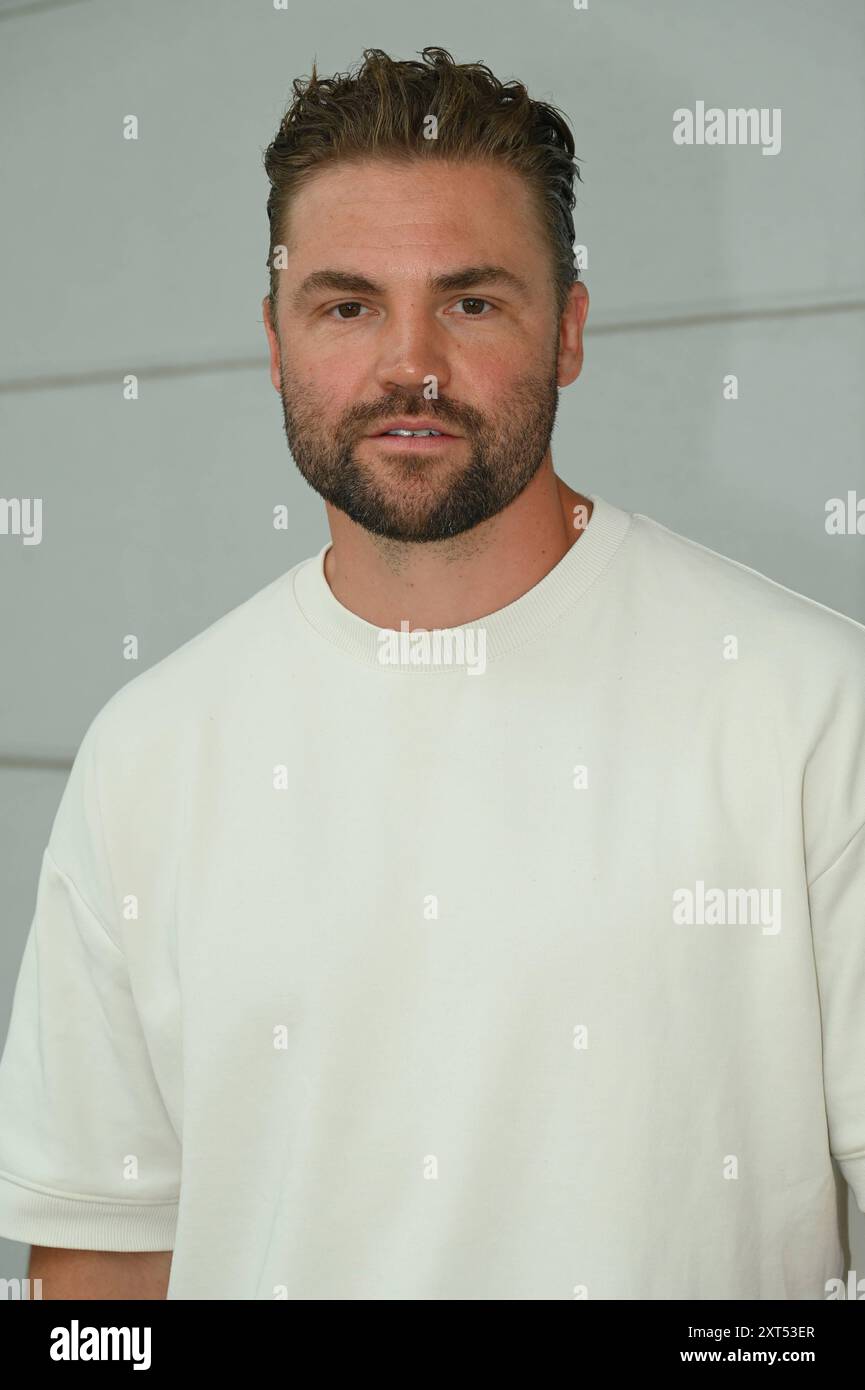 Schauspieler Benjamin Heinrich posiert beim Fantreffen und Starwahl der ...