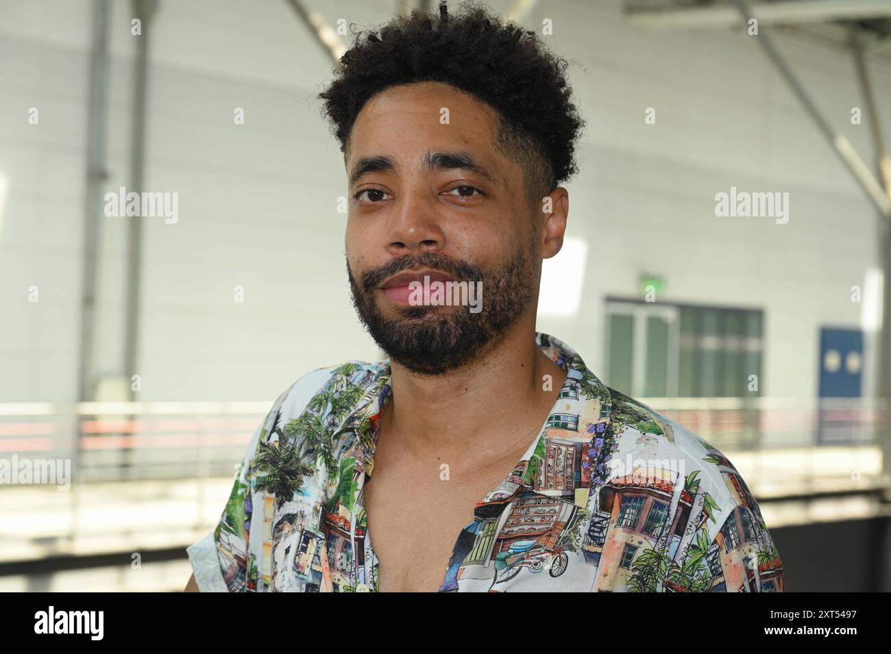 Schauspieler Julius Dombrink posiert beim Fantreffen und Starwahl der ...