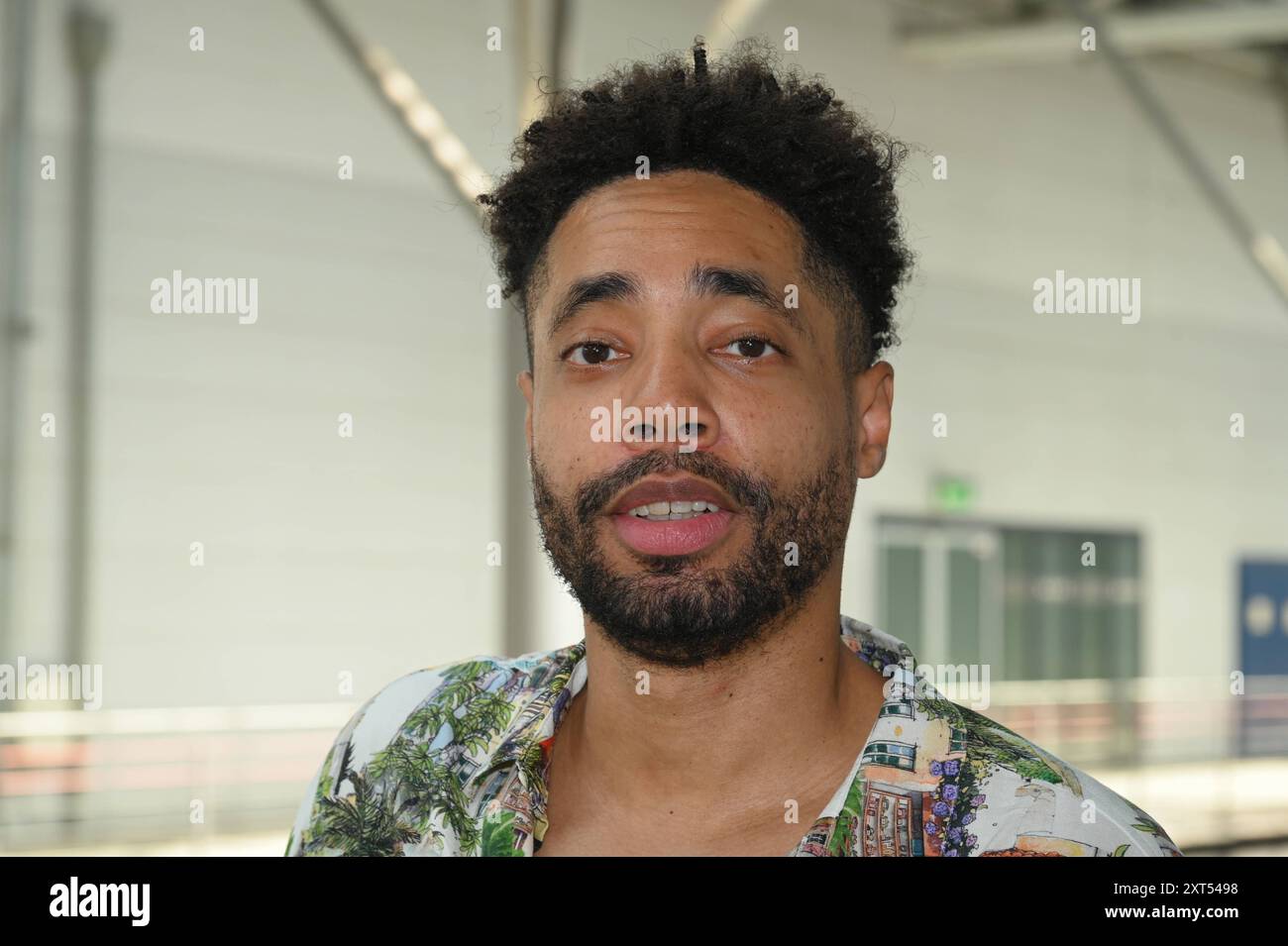 Schauspieler Julius Dombrink posiert beim Fantreffen und Starwahl der ...