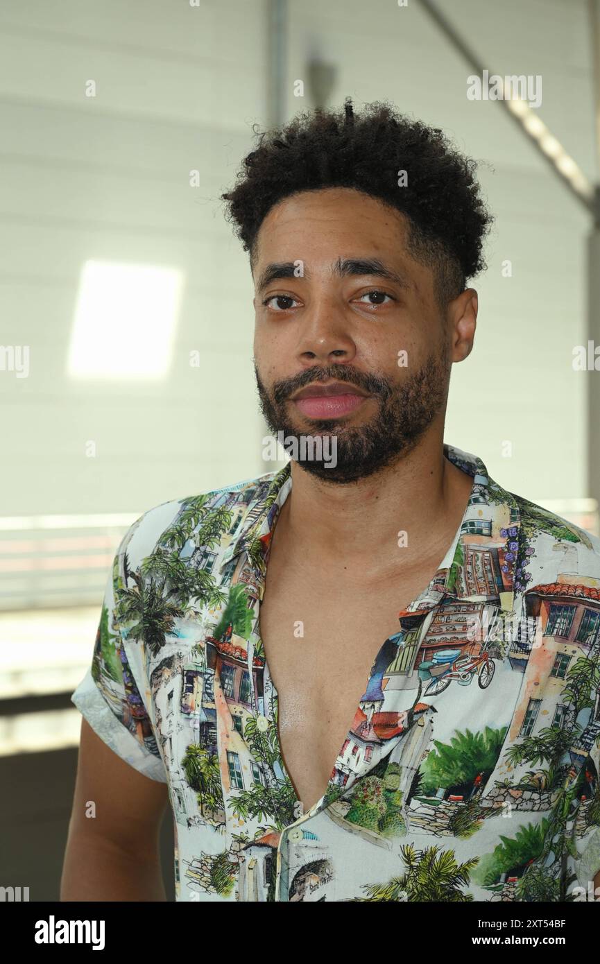 Schauspieler Julius Dombrink posiert beim Fantreffen und Starwahl der ...