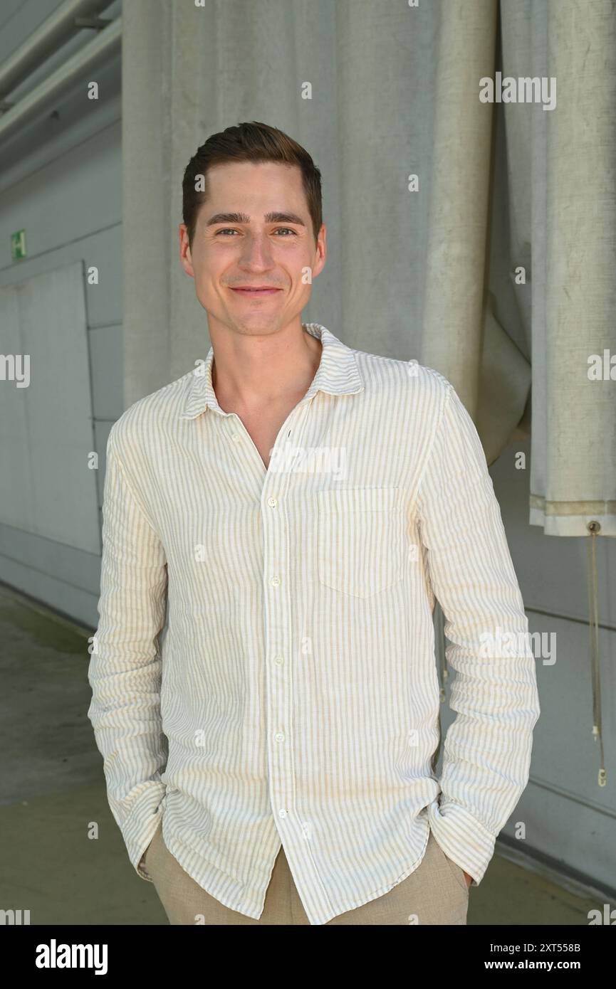 Schauspieler Timothy Boldt posiert beim Fantreffen und Starwahl der RTL ...