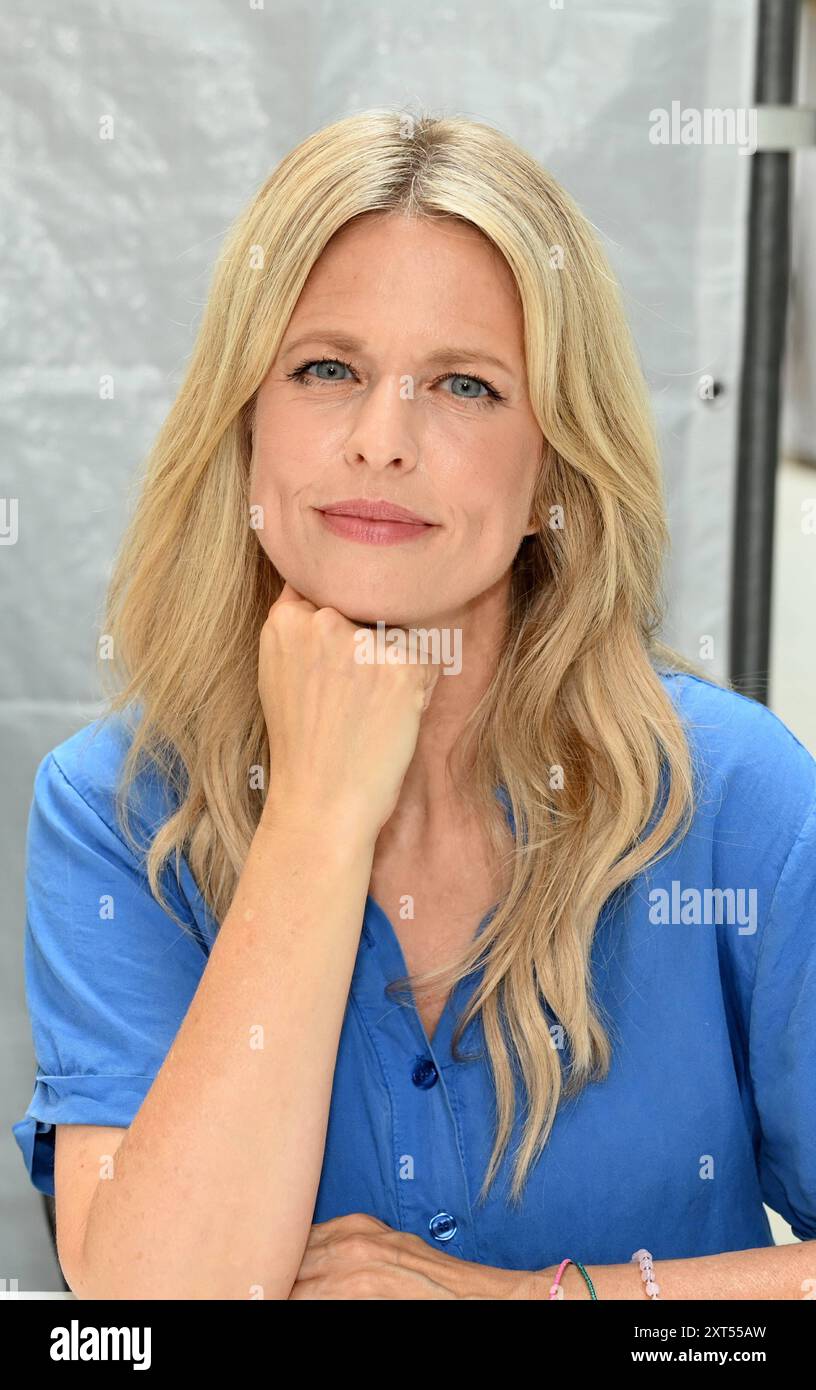 Schauspielerin Miriam Lahnstein posiert beim Fantreffen und Starwahl ...