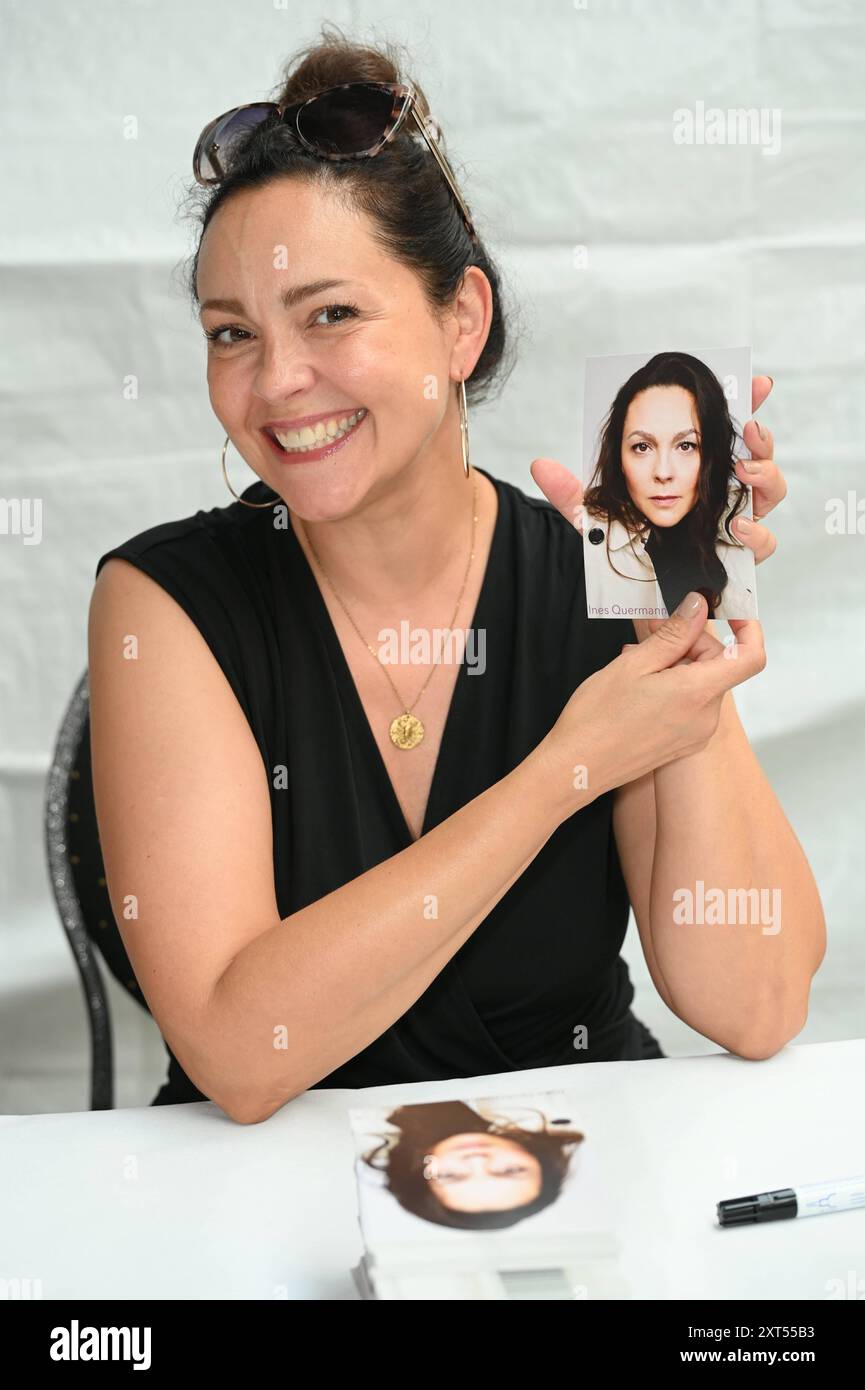 Schauspielerin Ines Quermann posiert beim Fantreffen und Starwahl der ...