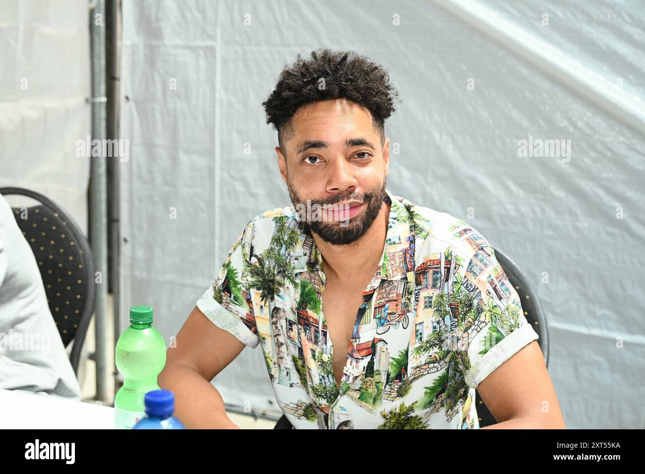 Schauspieler Julius Dombrink posiert beim Fantreffen und Starwahl der ...