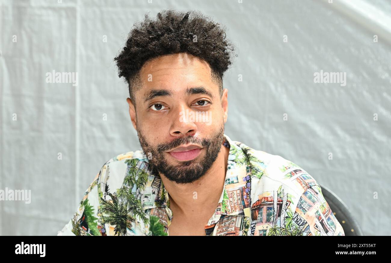 Schauspieler Julius Dombrink posiert beim Fantreffen und Starwahl der ...