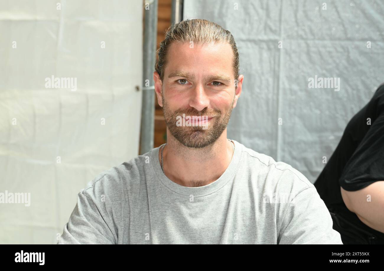 Schauspieler Maxim Agne posiert beim Fantreffen und Starwahl der RTL ...