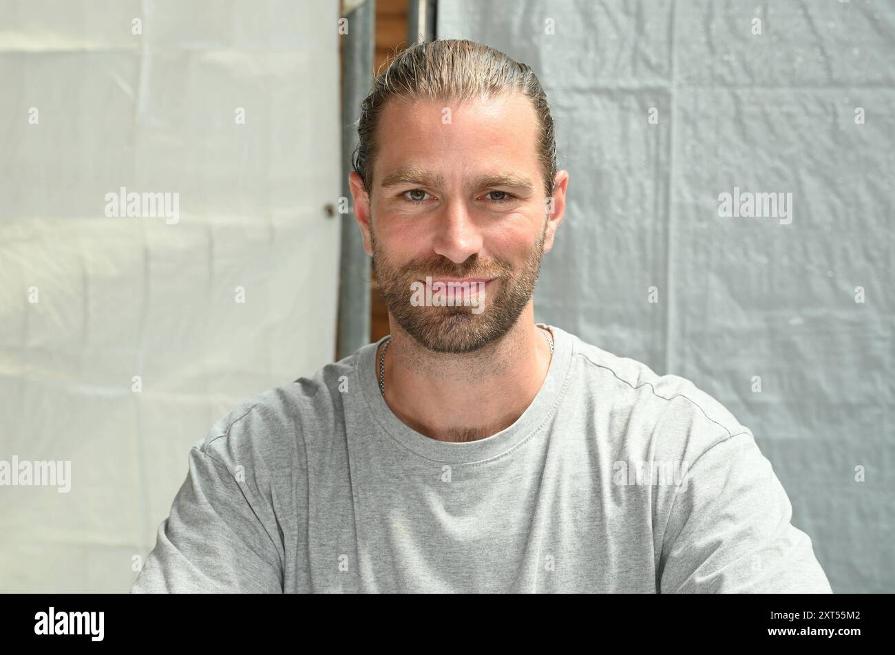 Schauspieler Maxim Agne posiert beim Fantreffen und Starwahl der RTL ...