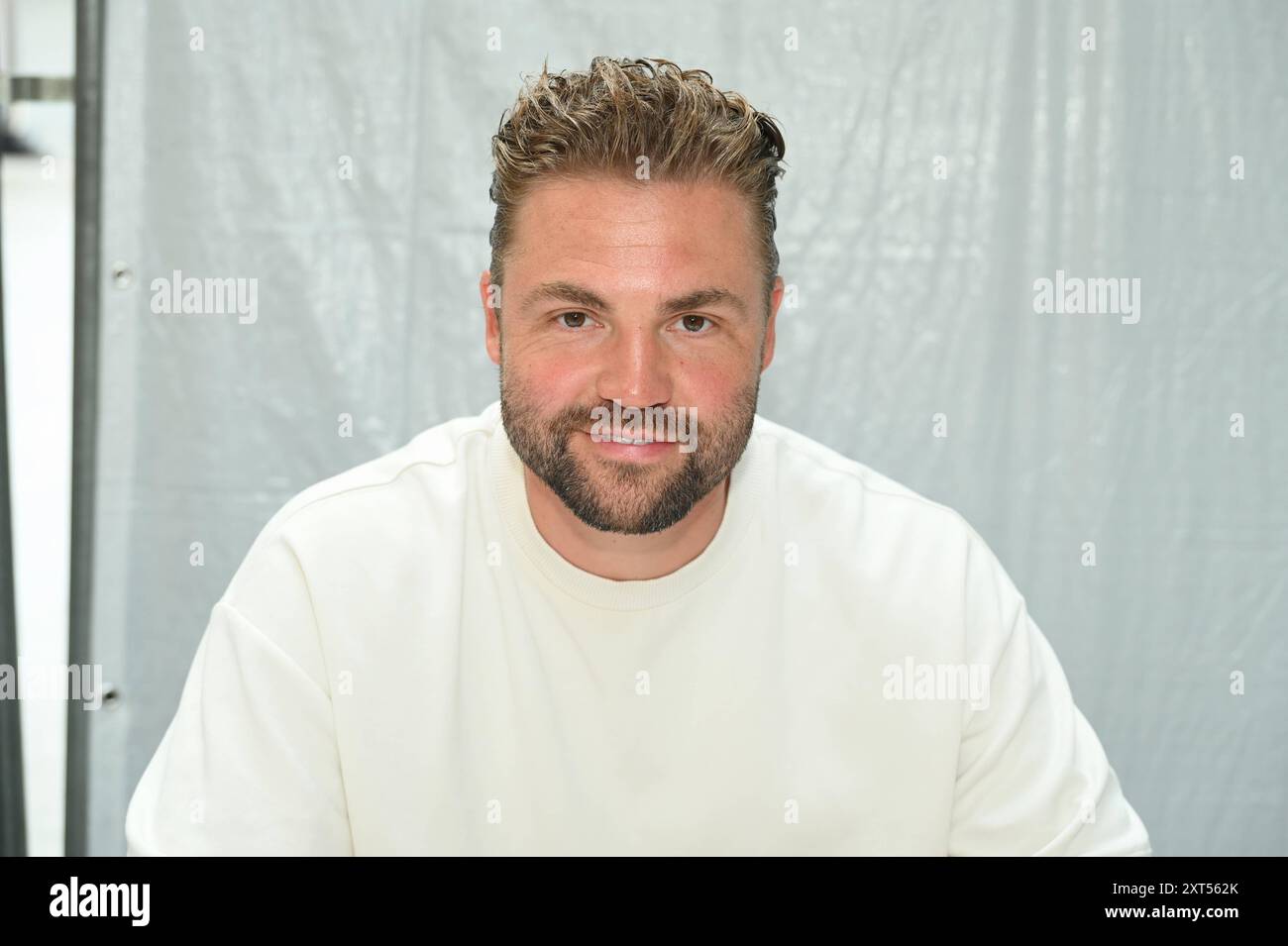 Schauspieler Benjamin Heinrich posiert beim Fantreffen und Starwahl der ...