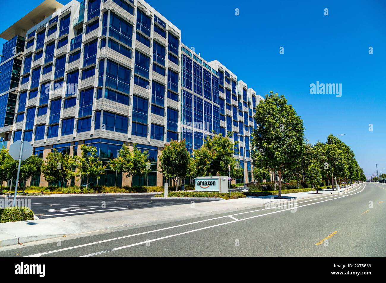 Prime shopping location hi-res stock photography and images - Alamy