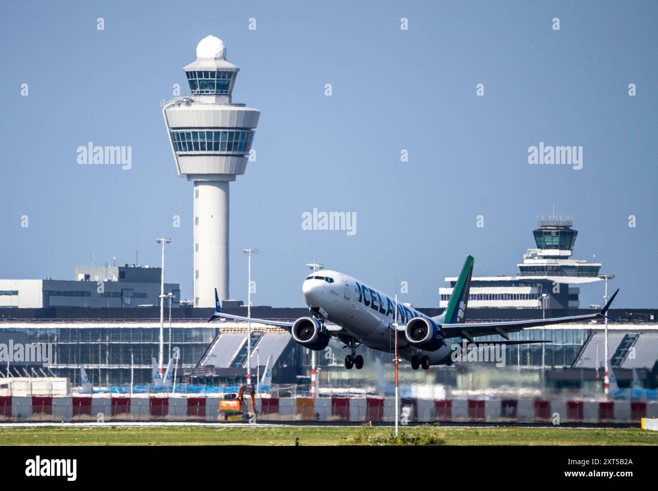 Icelandair aircraft taking off at Amsterdam Schiphol Airport, Kaagbaan ...