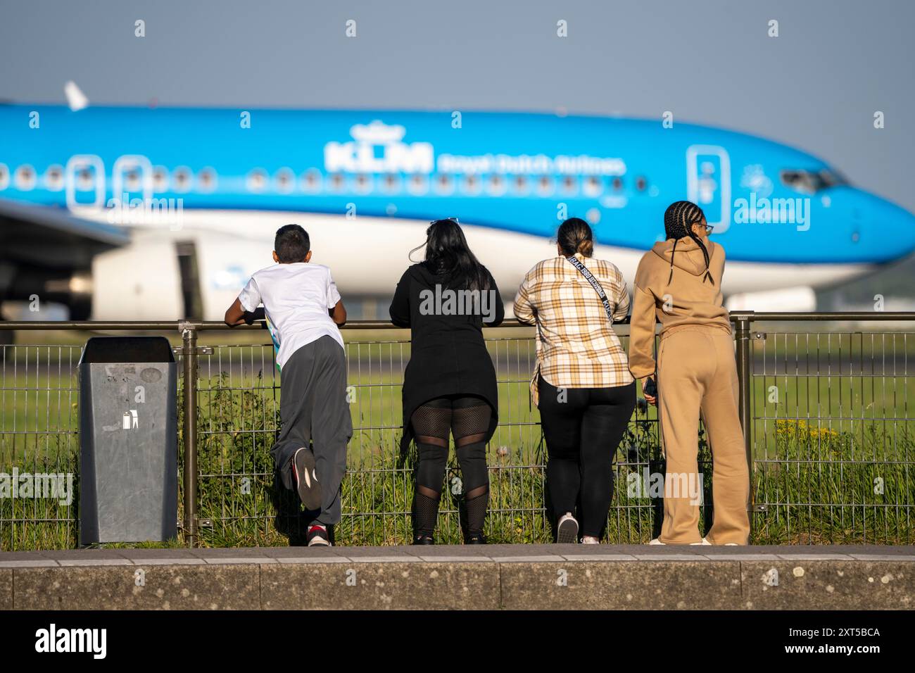 Plane spotten hi-res stock photography and images - Alamy