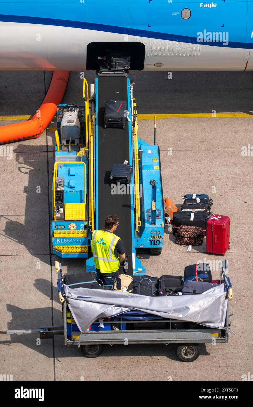 Amsterdam Schiphol Airport, loading baggage onto a plane, Boeing 737 ...
