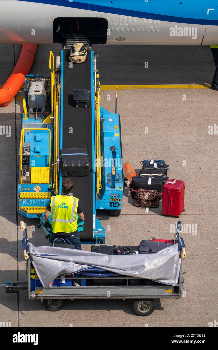 Amsterdam Schiphol Airport, loading baggage onto a plane, Boeing 737 ...